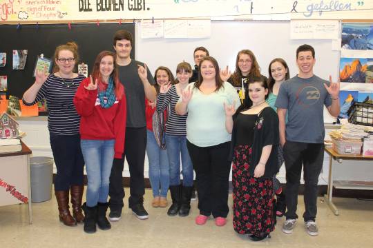 High school students learn sign language